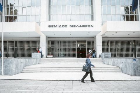 «Είμαι έγκλειστος σε ένα σπίτι και προστατεύομαι για να μη με βρουν ...