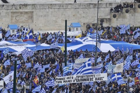 ΣΤΟ ΠΟΔΙ ΤΟ ΡΕΘΥΜΝΟ ΥΠΟ ΤΟ ΦΟΒΟ ΒΕΝΤΕΤΑΣ! ΒΓΑΙΝΟΥΝ ΤΑ ΚΟΥΜΠΟΥΡΙΑ ΜΕΤΑ ...