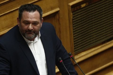 Οδηγός του ΚΤΕΛ Ξάνθης κατέβασε κοπέλα γιατί φορούσε κοντή μπλούζα (VIDEO)