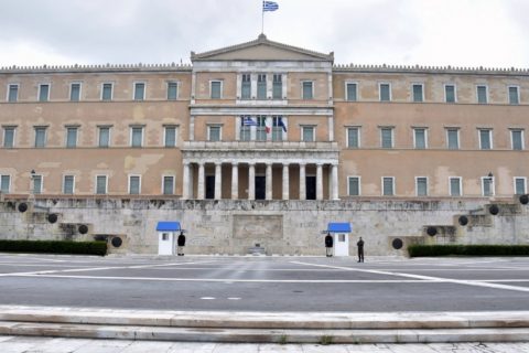 ΕΥΟΣΜΟΣ: Τρελός κάνει συγκρουόμενα στον Εύοσμο! (Βίντεο)