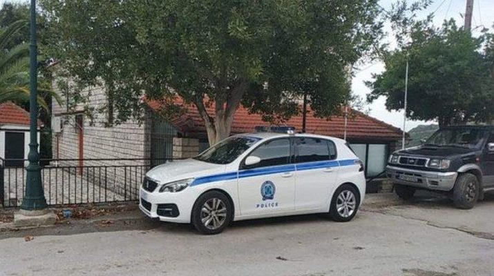 ΣΑΛΤΑΡΕ Ο ΚΟΣΜΟΣ ΚΑΙ ΜΑΧΑΙΡΩΝΕΙ Ο ΕΝΑΣ