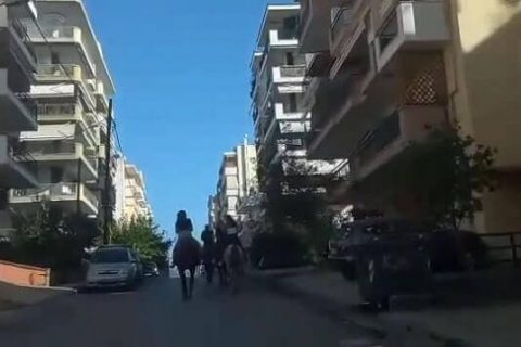 ΑΝΑΣΥΡΟΥΝ ΚΑΡΒΟΥΝΙΑΣΜΕΝΟΥΣ ΑΠΟ ΤΟ “ΠΛΩΤΟ ΦΕΡΕΤΡΟ” ΤΟΥ “ΝΤΟΝ ΓΚΡΙΜΑΛΝΤΙ ...