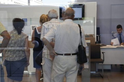 ΚΛΕΙΝΕΙ ΤΟ ΕΜΦΙΑΛΩΜΕΝΟ ΝΕΡΟ ΘΕΟΝΗ;;;