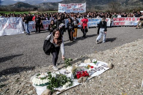 Γλυκά Νερά – Αλλάζει στάση η μητέρα της